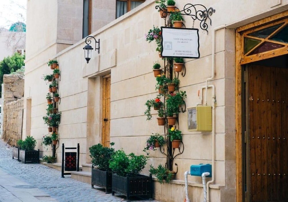 Sunday Inn Hotel - باكو