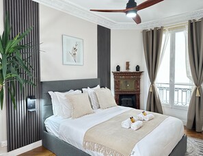 Apartamento de Luxo, vista para o pátio | Ferro/tábua de engomar, berço de viagem, Wi-fi grátis 