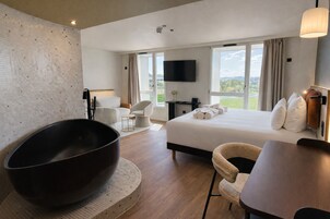 Suite Júnior, 1 cama king-size e sofá-cama | Roupa de alta qualidade, minibar, secretária