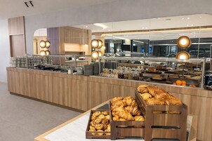 Pequeno-almoço tipo buffet diário mediante uma taxa 