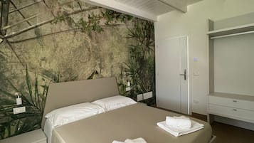 Quarto Clássico com Cama de Casal, vista para o pátio | Secretária, secretária adequada para computadores portáteis