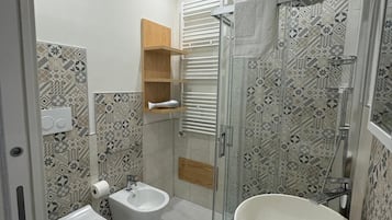 Quarto Triplo Comfort, varanda, vista para o pátio | Casa de banho | Artigos de higiene pessoal grátis, um secador de cabelo