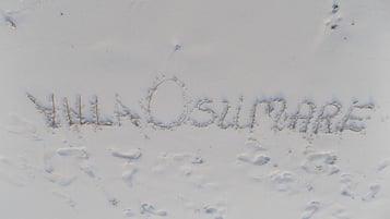 Nome da Villa Osumare gravado na neve.