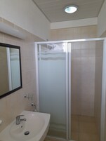 Quarto casal luxo, vista para o pátio | Banheiro | Chuveiro, secador de cabelo, toalhas de banho, sabonete