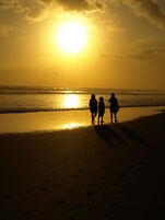 Na praia, praia de areia branca 