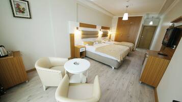 Quarto Twin Económico | Minibar, secretária, cortinas/cortinados opacos, ferro/tábua de engomar