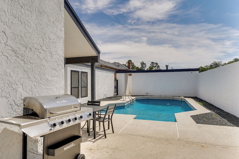 Outdoor Entertainment Area: Spacious Midland Home! - Midland, TX