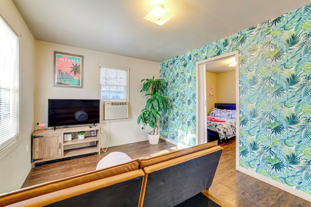 1 Mi To Town: Colorful & Cozy Home In Miami! - North Miami, OK