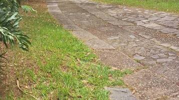Um caminho de pedra em um parque, com grama de ambos os lados.