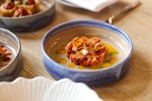 Uma mesa com tigelas de comida.