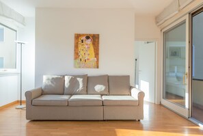 Apartamento, 2 quartos | Sala de estar | Televisor de ecrã plano de 32 polegadas com canais por cabo