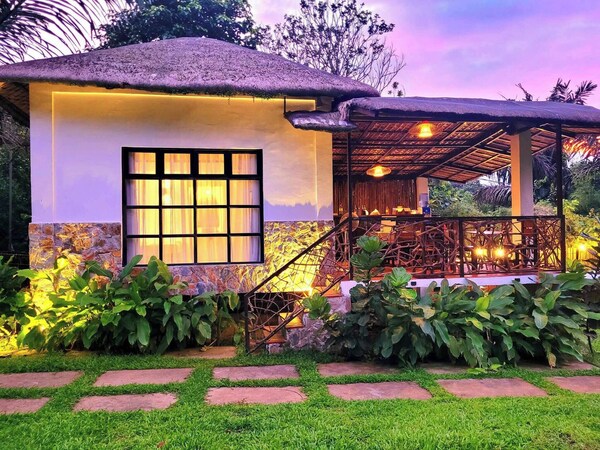 Modern Bahay Kubo Near Tagaytay - Casita Anahaw - Amadeo