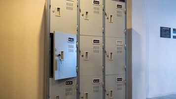 Cofre com capacidade para portátil, cortinas/cortinados opacos