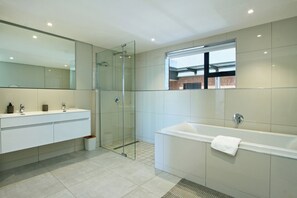 Apartamento, sacada, vista para a cidade | Banheiro