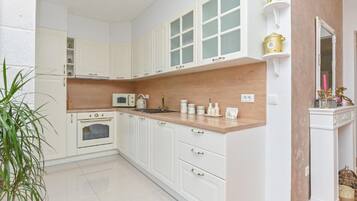 Apartamento (Two Bedroom Apartment With Balcony An) | Cozinha privada | Um frigorífico