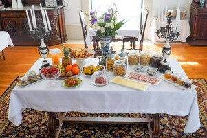 Pequeno-almoço completo diário incluído 