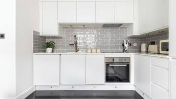 Apartamento | Cozinha privada | Um frigorífico/congelador grande, um micro-ondas, um forno