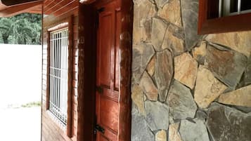 Cabana de Madeira Familiar, vista para o jardim | Wi-fi grátis, acesso para cadeira de rodas