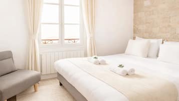 Estúdio Signature, vista para o pátio | Sala de estar | Smart TV de 80 cm com canais digitais