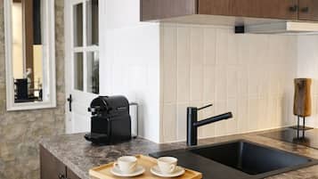 Estúdio com design assinado, vista para o pátio | Cozinha privada | Micro-ondas, cooktop, máquina de café expresso, chaleira elétrica