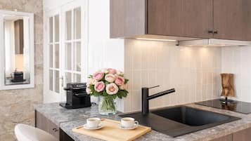 Estúdio Signature, vista para o pátio | Cozinha privada | Um micro-ondas, uma placa de cozinha, uma máquina de café expresso