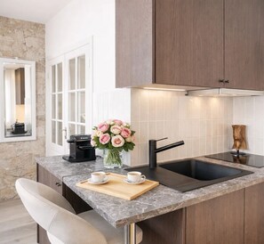 Estúdio com design assinado, vista para o pátio | Cozinha privada | Micro-ondas, cooktop, máquina de café expresso, chaleira elétrica