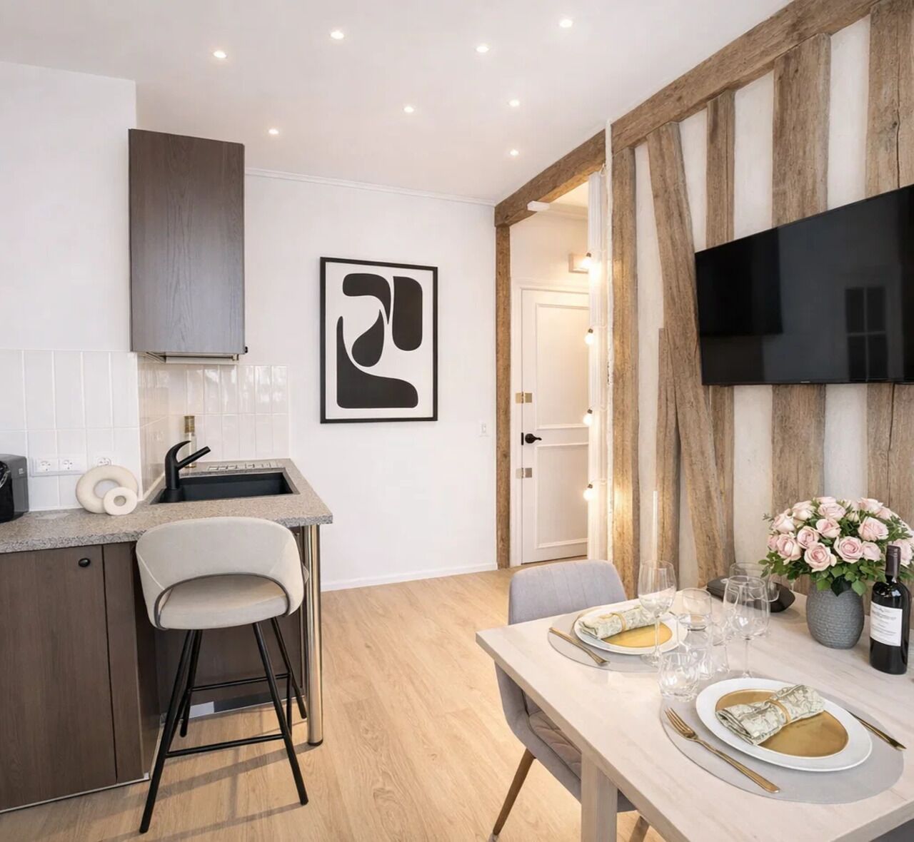 Estúdio Signature, vista para o pátio | Cozinha privada | Um micro-ondas, uma placa de cozinha, uma máquina de café expresso 