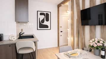 Estúdio Signature, vista para o pátio | Cozinha privada | Um micro-ondas, uma placa de cozinha, uma máquina de café expresso