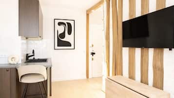 Estúdio Signature, vista para o pátio | Cozinha privada | Um micro-ondas, uma placa de cozinha, uma máquina de café expresso