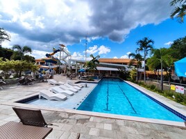 6 piscinas exteriores, guarda-sóis, espreguiçadeiras 