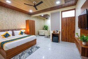 Quarto executivo | Cofres nos quartos, escrivaninha, espaço de trabalho para notebook