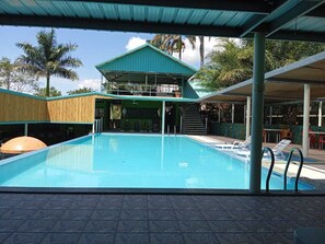 Piscina externa, guarda-sóis