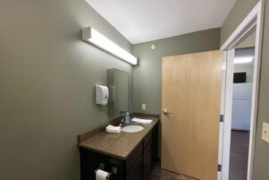 Apartamento, 1 cama queen-size, não fumadores, cozinha | Casa de banho | Uma combinação polibã/banheira, um secador de cabelo, sabão, champô