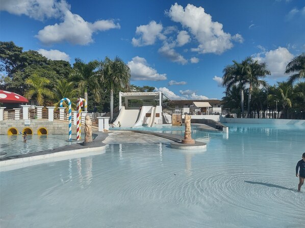 Apartamento Superior | Piscina | 10 piscinas exteriores, guarda-sóis, espreguiçadeiras