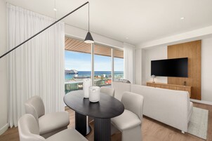 11 Aurora Sky Suite | Área de estar | Smart TV 65 polegadas com canais digitais, livros