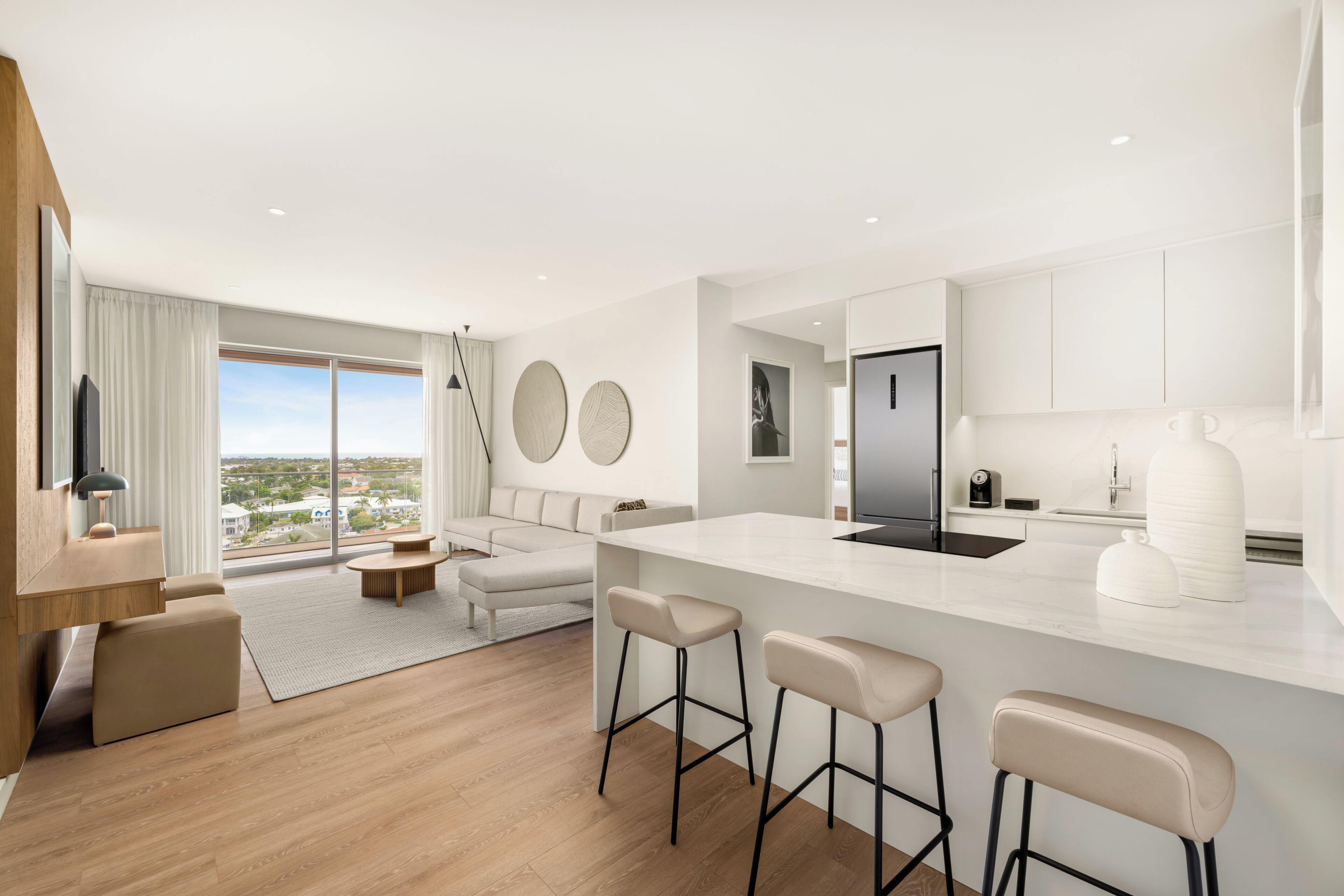 Verdant Rise Suite, 1 King Bed, 1 Queen Bed, 2 Bathrooms, High Floor | Área de estar | Smart TV 65 polegadas com canais digitais, livros