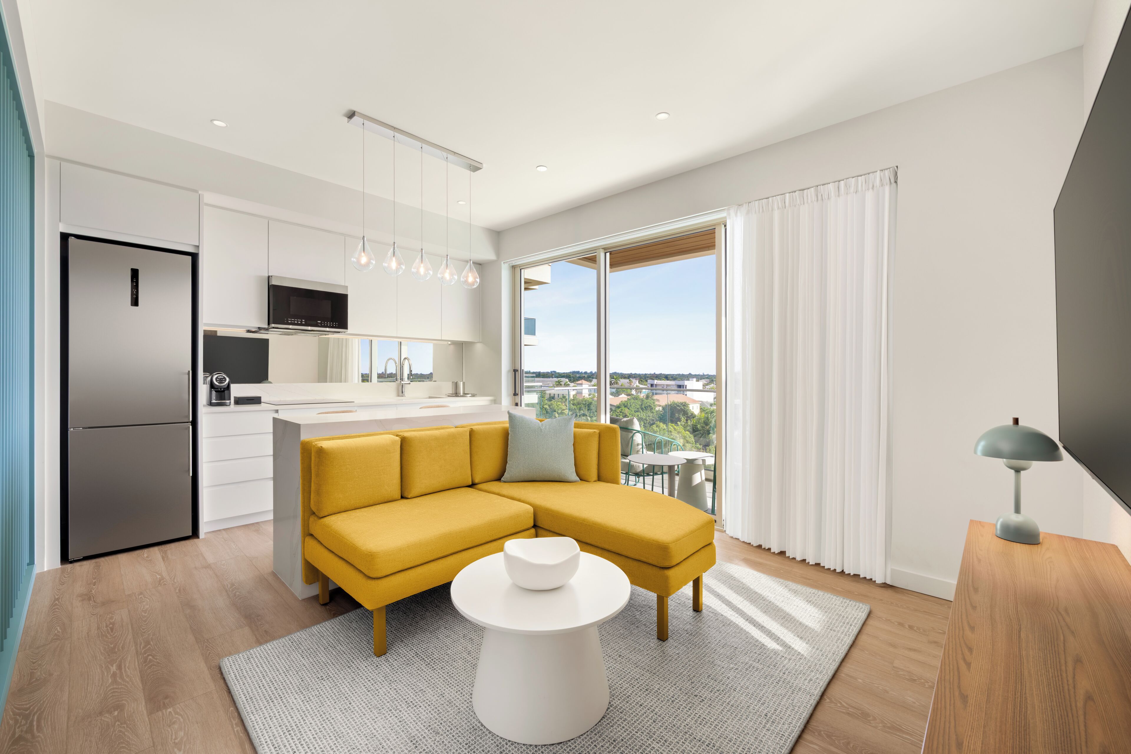 Radiance Suite, 1 King Bed, 1 Sofa Bed, Living & Den Area, Kitchen | Área de estar | Smart TV 65 polegadas com canais digitais, livros