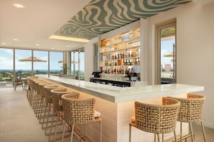 2 bares/lounges