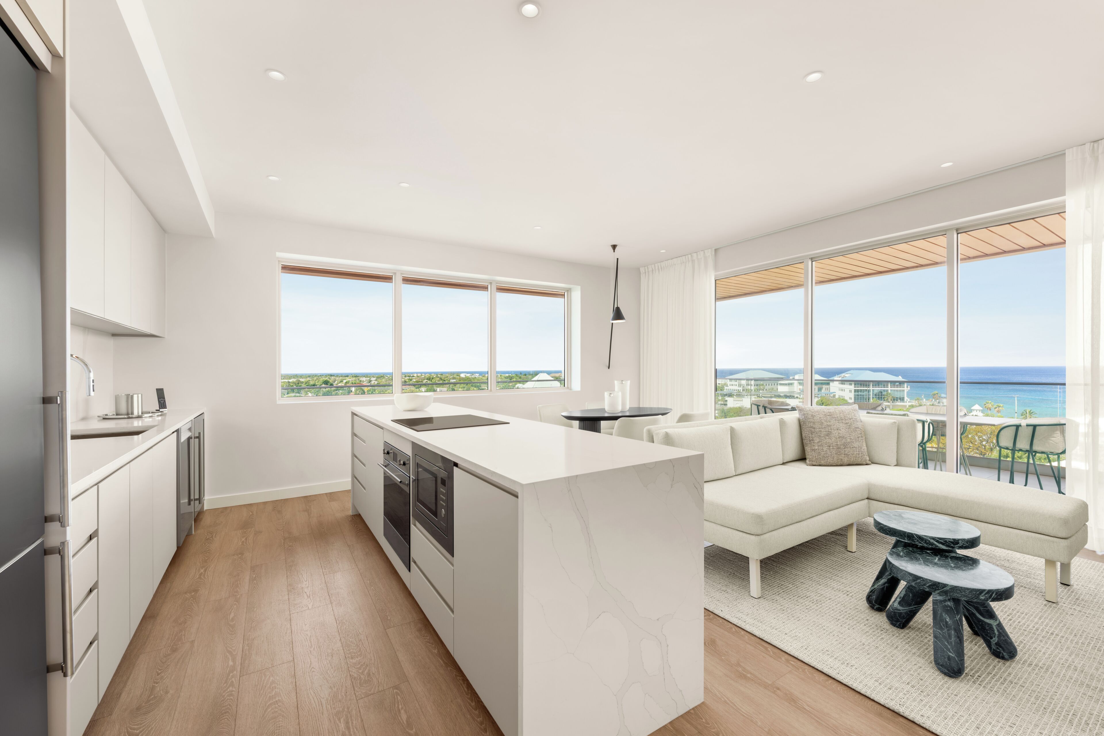 11 Aurora Sky Suite | Cozinha privada | Geladeira grande, micro-ondas, fogão, cooktop