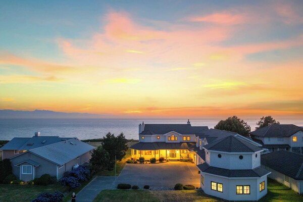 Seacliff Haven Waterfront Luxury, Stunning Views, Hot Tub & Game Room - Port Townsend, WA