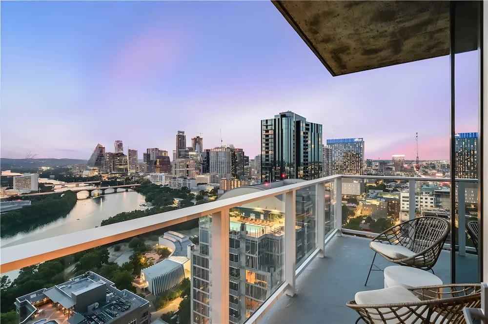 The Emma Penthouse: Modern 2br Condo, Steps From Rainey St. & Lady Bird Lake - Austin, TX