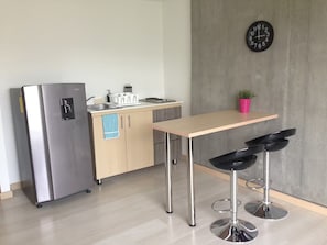 Apartamento Standard, Vista para a cidade | Cozinha privada | Uma panela elétrica de arroz, grelhador, utensílios de cozinha