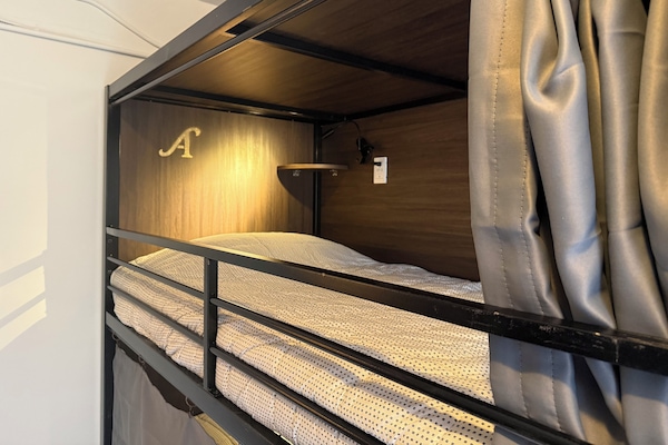 Roupa de alta qualidade, Wi-fi grátis, roupa de cama fornecida