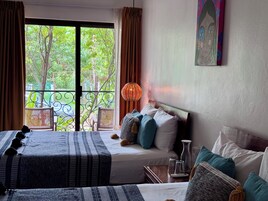 Quarto Duplo Standard | Roupa de alta qualidade, cofre no quarto, com decoração personalizada