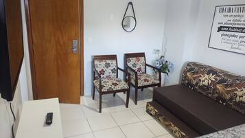 Apartamento Standard | Sala de estar | Televisor LCD de 32 polegadas com canais digitais