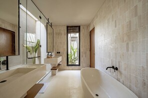 Vila superluxo, vista para a piscina | Banheiro | Chuveiro, produtos de toalete grátis, secador de cabelo, bidê