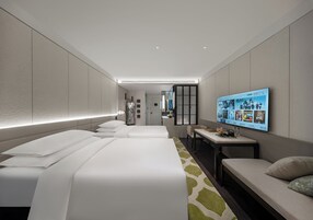 Quarto Twin Deluxe, Vista para a cidade | Roupa de alta qualidade, edredões de penas, minibar, cofre no quarto 