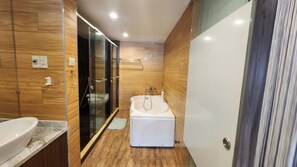 Apartamento de Luxo, varanda, Vista para a cidade | Casa de banho | Um secador de cabelo, toalhas fornecidas, sabão, champô