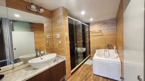 Apartamento de Luxo, varanda, Vista para a cidade | Casa de banho | Um secador de cabelo, toalhas fornecidas, sabão, champô