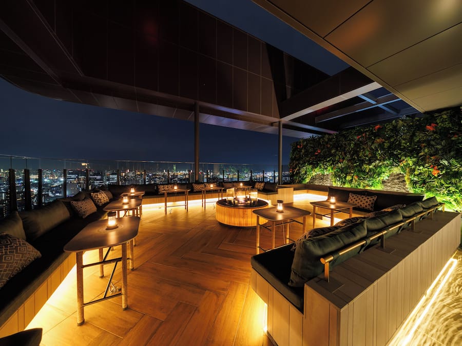 Este bar no terraço do hotel